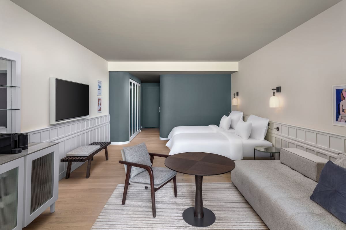 Frigobar, cofres nos quartos, ferros/tábuas de passar roupa