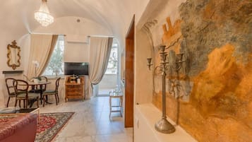 Suíte com design assinado, vista para a cidade | Frigobar, cofres nos quartos, cortinas blackout, quartos à prova de som