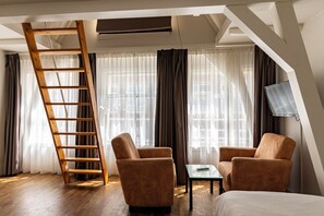 Estúdio, 3 camas individuais | Secretária, secretária adequada para computadores portáteis 