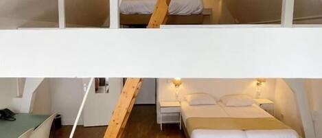Quarto estilo loft com beliche, escrivaninha e cadeira.