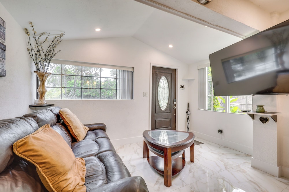 3 Mi To Beach: Hollywood Treehouse W/ Deck & Yard! - Plantation, FL