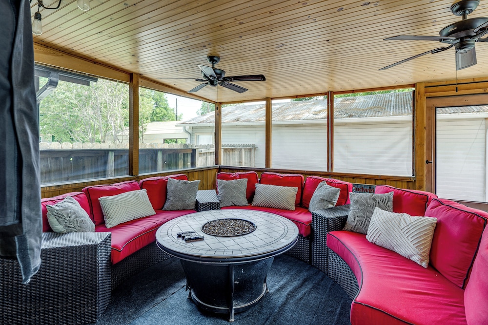 Hot Tub + Outdoor Kitchen: Stylish Home In Bryan - Tunis, TX