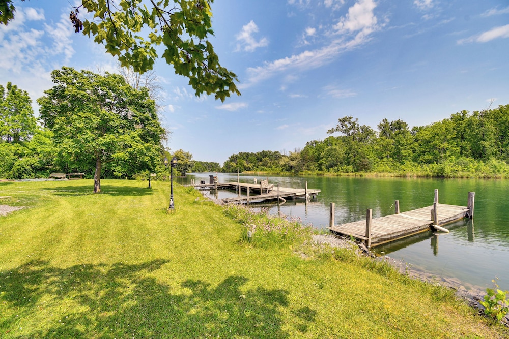 3 Mi To Seneca Lake: Couple's Apt W/ River Access - Seneca Falls, NY