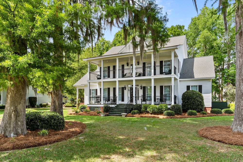 Lake Escape - Lake Waccamaw 7 Bedroom Home - Lake Waccamaw, NC