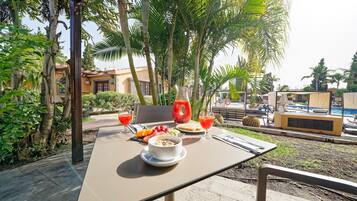 Vila, 1 quarto, vista para a piscina | Cofres nos quartos, escrivaninha, Wi-Fi de cortesia