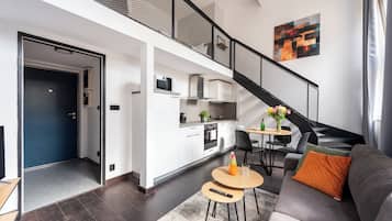 Apartamento clássico, vista para o pátio | Área de estar | TV de plasma 40 polegadas com canais a cabo