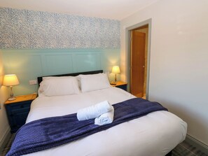 1 quarto, com decoração personalizada, com mobília individualizada 