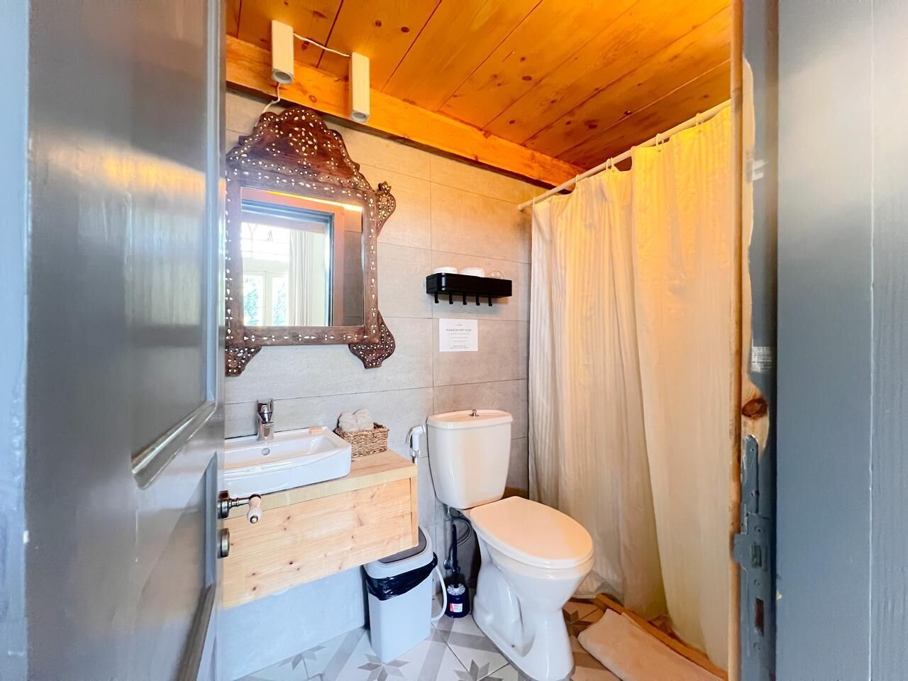 Quarto Standard, varanda, vista para o jardim | Casa de banho | Um polibã, um secador de cabelo, toalhas fornecidas, sabão 