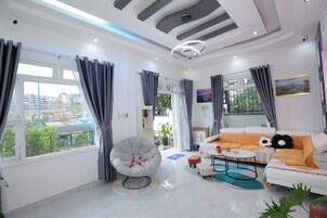 Uma sala de estar moderna com sofá, poltrona e mesa de centro.
