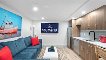 Quarto Deluxe, 1 cama king-size e sofá-cama, não fumadores, kitchenette | Sala de estar | Smart TV de 42 polegadas com canais digitais