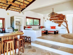 Vila família, 6 quartos, piscina particular | Área de estar