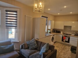 Apartamento de Luxo, Vista para a cidade | Sala de estar | Televisor