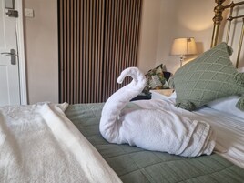 Quarto Duplo de Luxo, Vista para a cidade | Quartos insonorizados, ferro/tábua de engomar, Wi-fi grátis