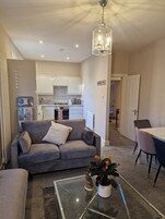 Apartamento de Luxo, Vista para a cidade | Sala de estar | Televisor