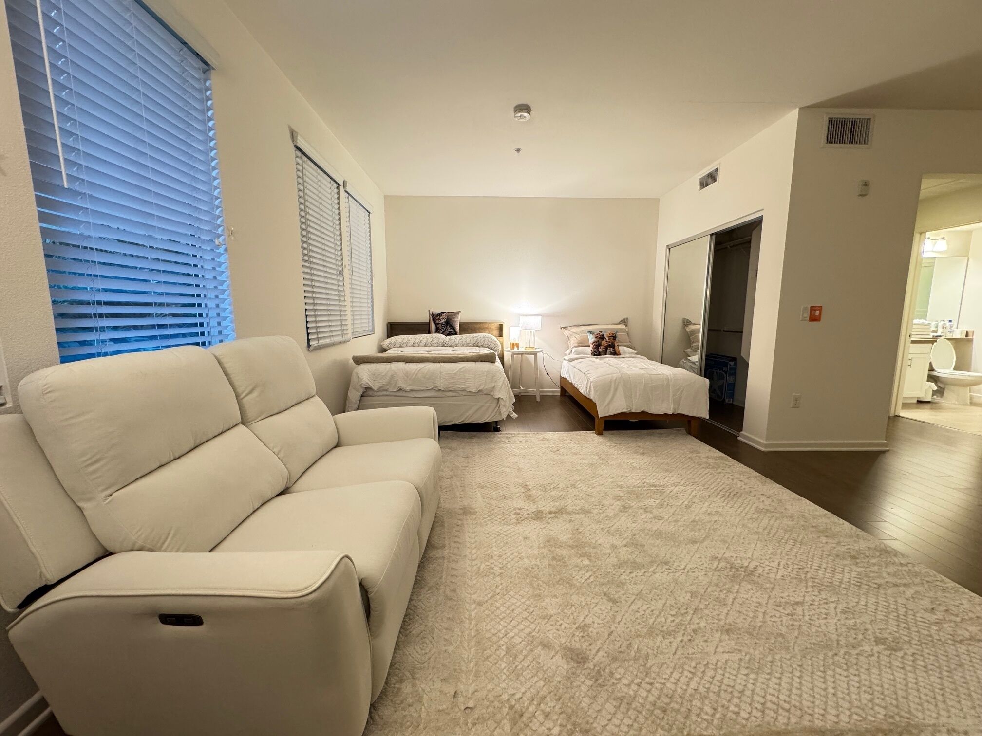 High End Studio Apartment With Pool, Fitness Room. 1.5 Miles To Uci And Airport. - Irvine, CA