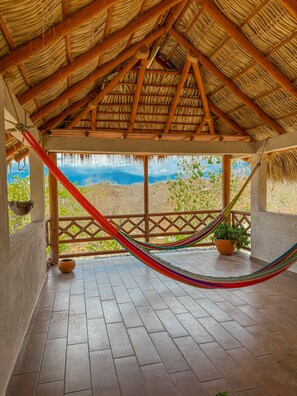 Cabana de Madeira Deluxe, junto à montanha | Terraço/pátio interior