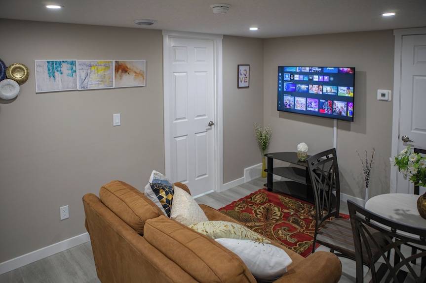 Cozy 2br/2ba Suite | 10 Mins To Airport | Private Entry & Kitchen - Calgary