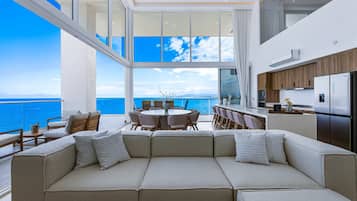 Apartamento de Luxo, 4 quartos, varanda, vista para o oceano | Sala de estar | Televisor de ecrã plano de 49 polegadas com canais digitais, Netflix