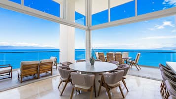 Apartamento de Luxo, 4 quartos, varanda, vista para o oceano | Sala de estar | Televisor de ecrã plano de 49 polegadas com canais digitais, Netflix