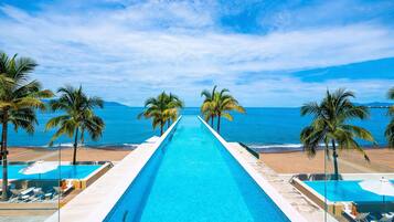 5 piscinas exteriores, guarda-sóis, espreguiçadeiras