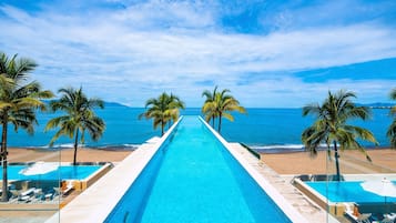 5 piscinas exteriores, guarda-sóis, espreguiçadeiras