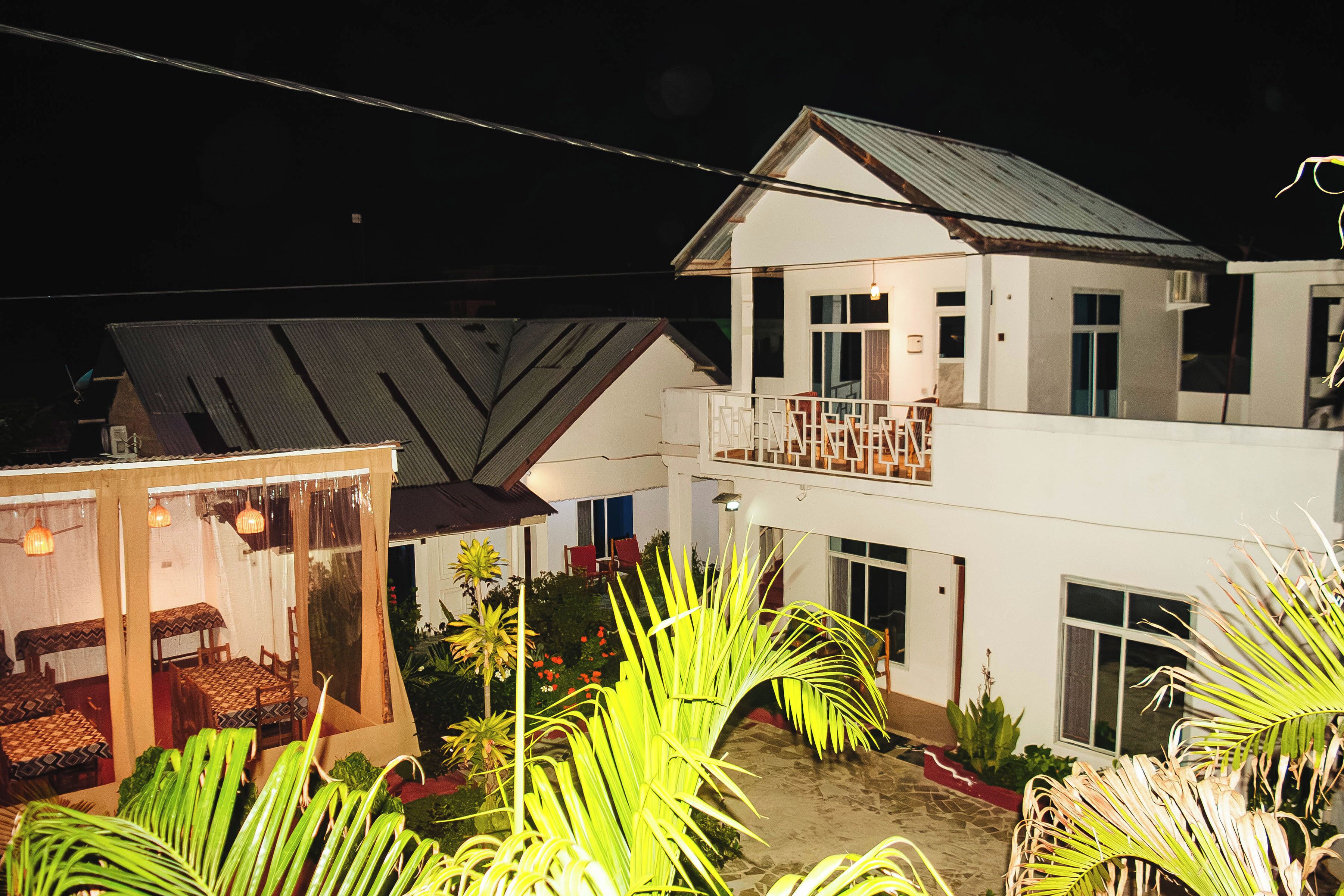 Fachada da propriedade à noite