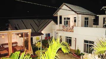 Fachada da propriedade à noite