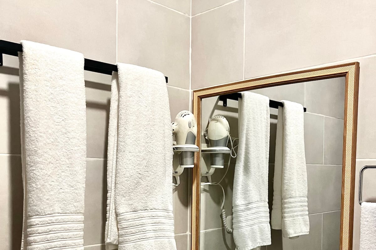 Um polibã, toalhas fornecidas, sabão, champô