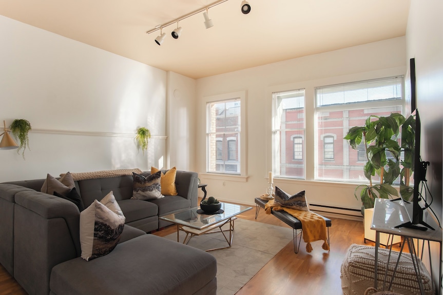 Spacious 2-bedroom Condo In Downtown Victoria - サーニッチ