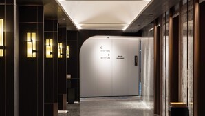 Corredor moderno de hotel com placas de sinalização indicando os quartos 1516-1501 e 1517-1532.