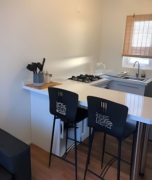 Cabine | Cozinha privada | Um frigorífico, um micro-ondas, um forno, utensílios de cozinha