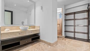 Apartamento Romântico | Casa de banho | Uma combinação polibã/banheira, artigos de higiene pessoal grátis