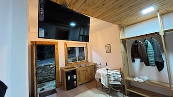 Apartamento Standard | Cozinha privada | Minifrigorífico, uma placa de cozinha, uma máquina de lavar louça