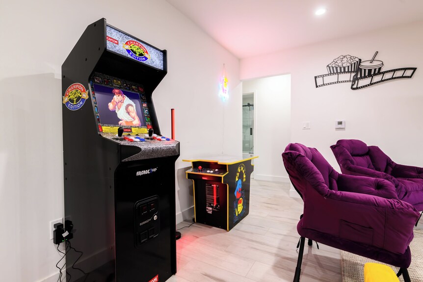 Canoga Park Modern 4-br Home W/ Spa, Claw Machine, Arcades, Games, Firepit - Calabasas, CA