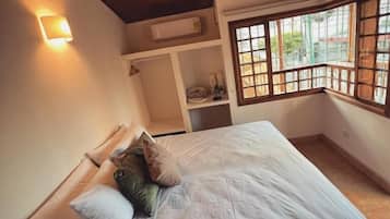 Quarto casal luxo, sacada, vista para o jardim | Roupas de cama premium, edredons de pluma, cortinas blackout