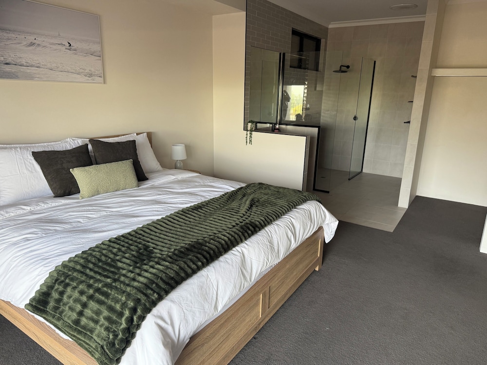 Seaside Escape Kick back and relax in this calm, stylish space. - Perth ...