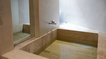 Suite-Estúdio Design, 1 cama king-size, banheira de hidromassagem grande, no rés do chão | Banheira de hidromassagem privativa