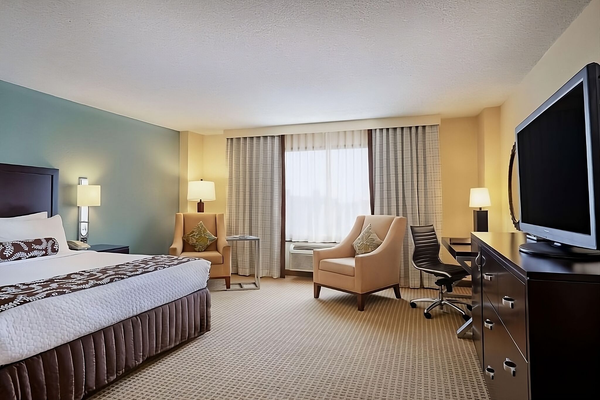 Ideal Weekend Escape: Pool, Parking And Tasty Dining Just Steps Away - Atlanta, GA