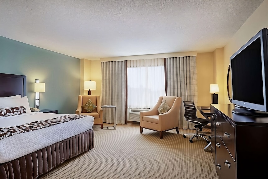 Ideal Weekend Escape: Pool, Parking And Tasty Dining Just Steps Away - Atlanta, GA