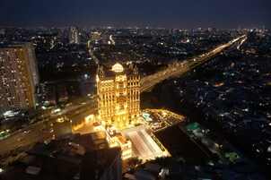 Fachada do alojamento (tarde/noite)