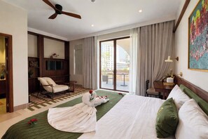 Suíte estúdio superluxo, sacada, vista para a cidade | Escrivaninha, espaço de trabalho para notebook, quartos à prova de som