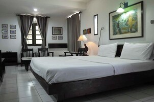 Quarto Duplo Superior | Secretária, cortinas/cortinados opacos, camas desdobráveis 