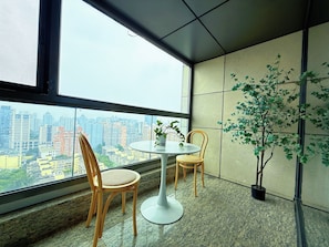 Quarto Clássico com Cama de Casal, pátio, Vista para a cidade | Terraço/pátio interior