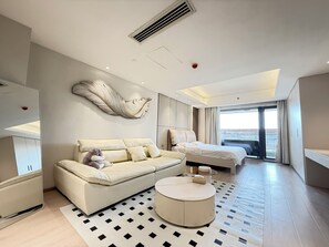 Quarto casal clássico, 1 cama Queen, varanda, vista para a cidade | Área de estar