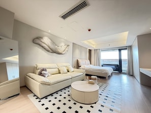 Quarto casal clássico, 1 cama Queen, varanda, vista para a cidade | Área de estar
