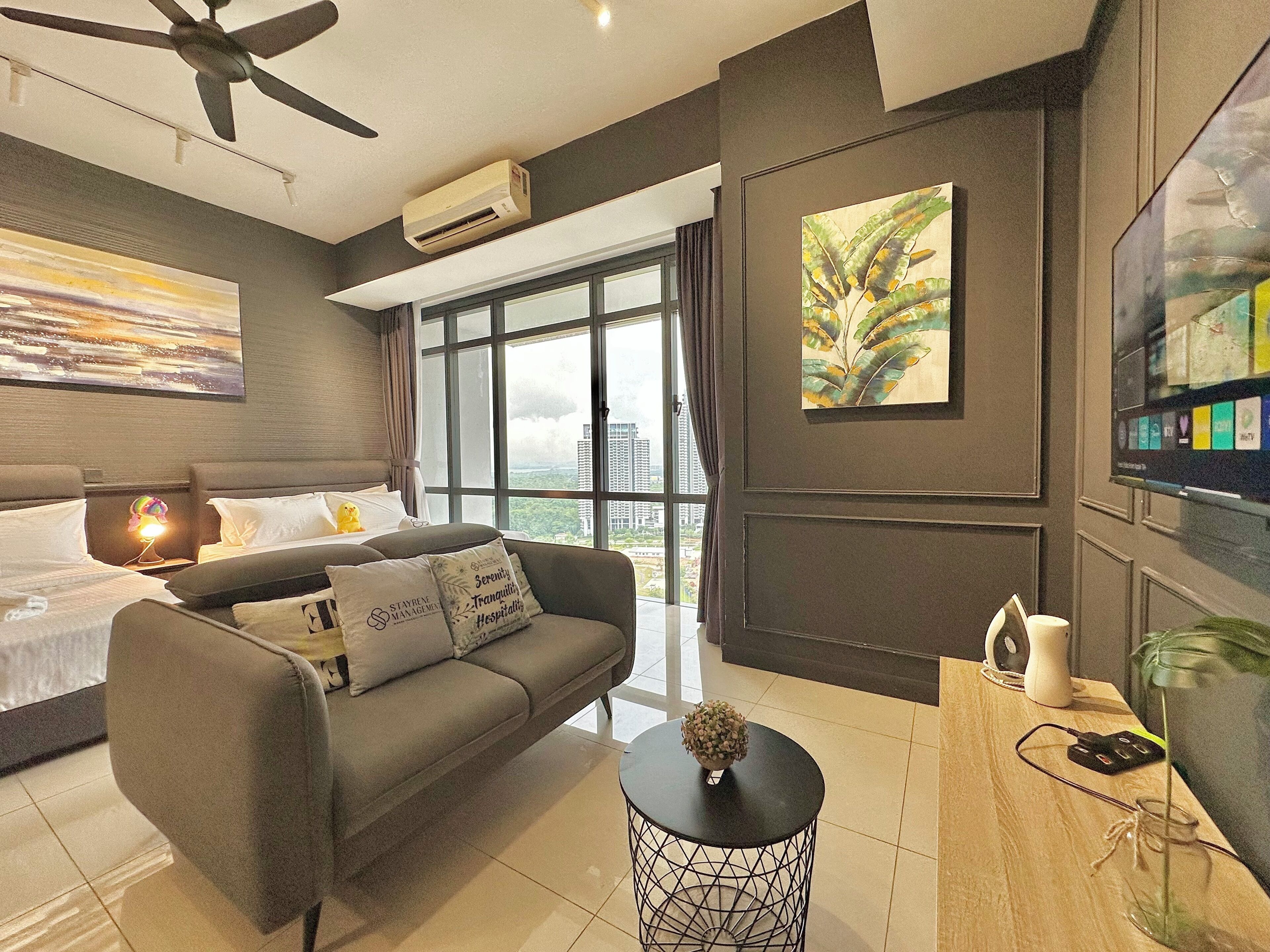 Quarto de hotel moderno com cama, sofá, televisão e vista para a cidade.