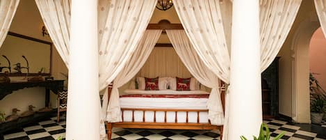 Villa Rosa with Private Pool and Romantic Day Bed and Open Shower | Área de estar | TV de tela plana 32 polegadas com canais a cabo