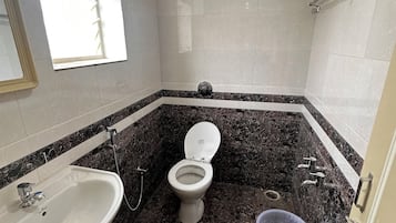 Quarto casal luxo, vista para a cidade | Banheiro | Toalhas de banho, sabonete