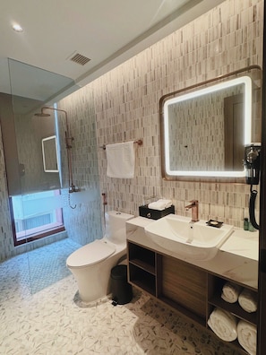 Quarto Duplo Deluxe | Casa de banho | Artigos de higiene pessoal grátis, um secador de cabelo