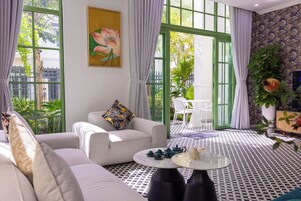 Villa Superior, 4 quartos, banheira, vista para o jardim | Roupa de alta qualidade, camas de colchão Select Comfort, secretária 